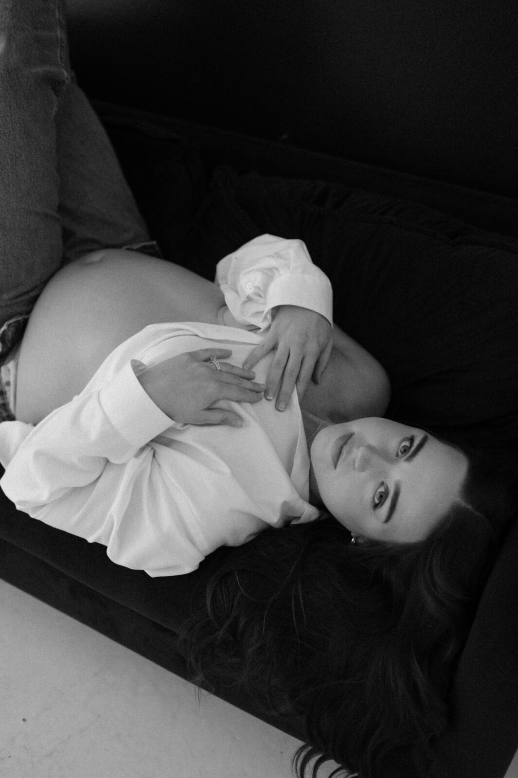 Modern Maternity Photos at Solomons Studio | DFW Maternity Photographer | nicoleendress.com