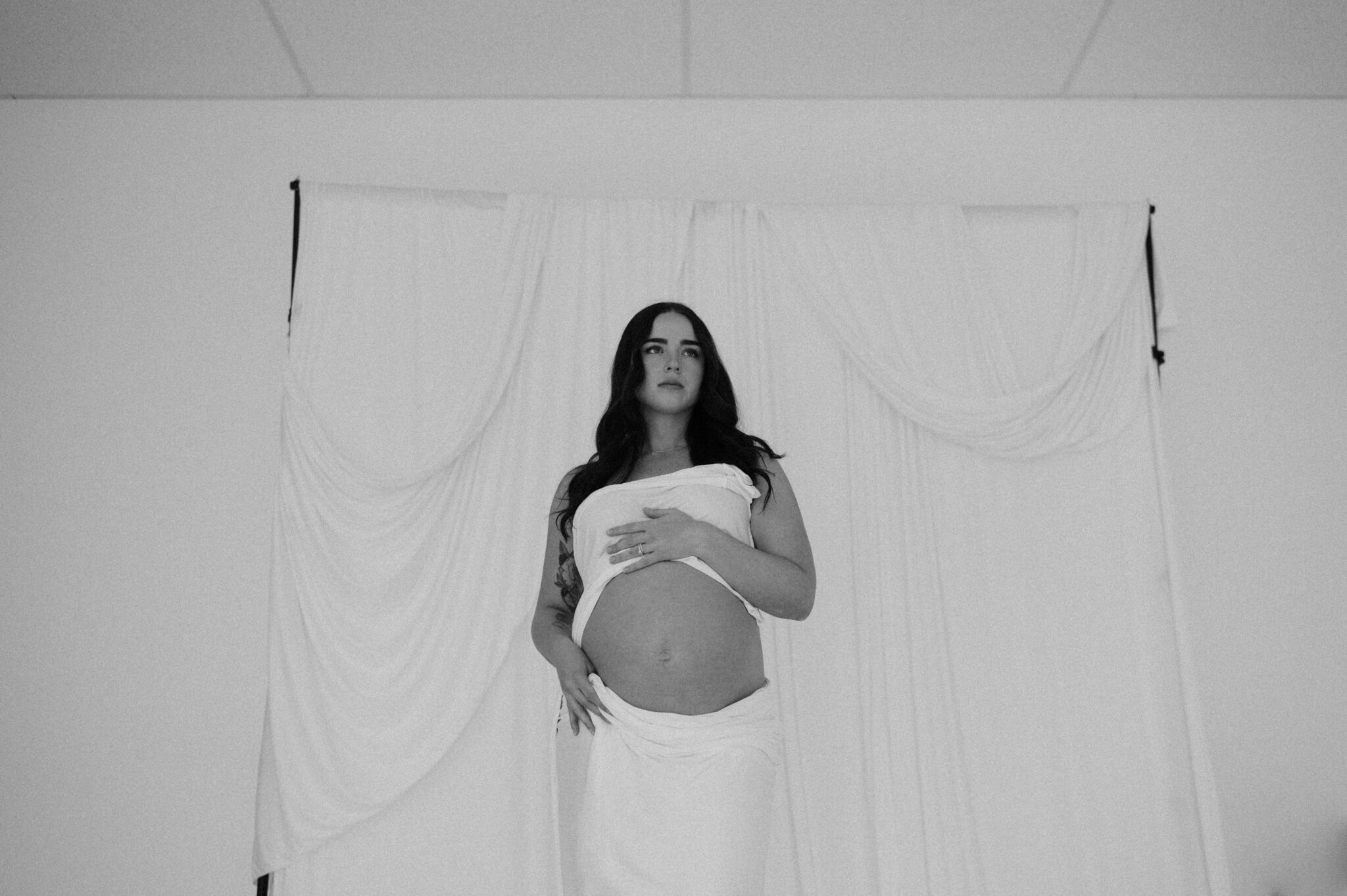 Modern Maternity Photos at Solomons Studio | DFW Maternity Photographer | nicoleendress.com