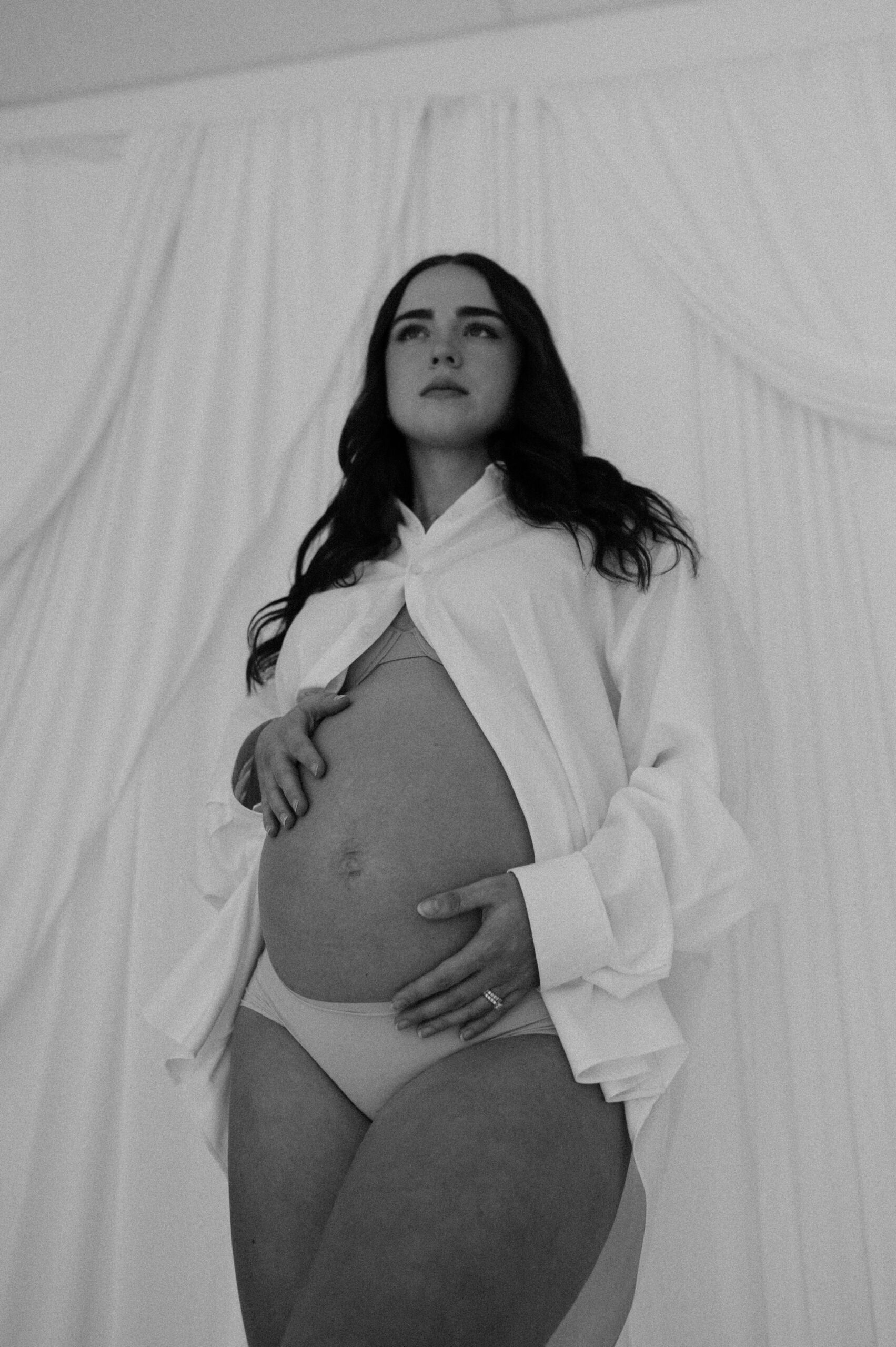 Modern Maternity Photos at Solomons Studio | DFW Maternity Photographer | nicoleendress.com